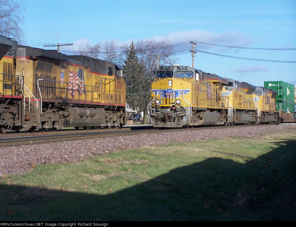 UP 7675 Meets UP 6276 (photo 1 original)